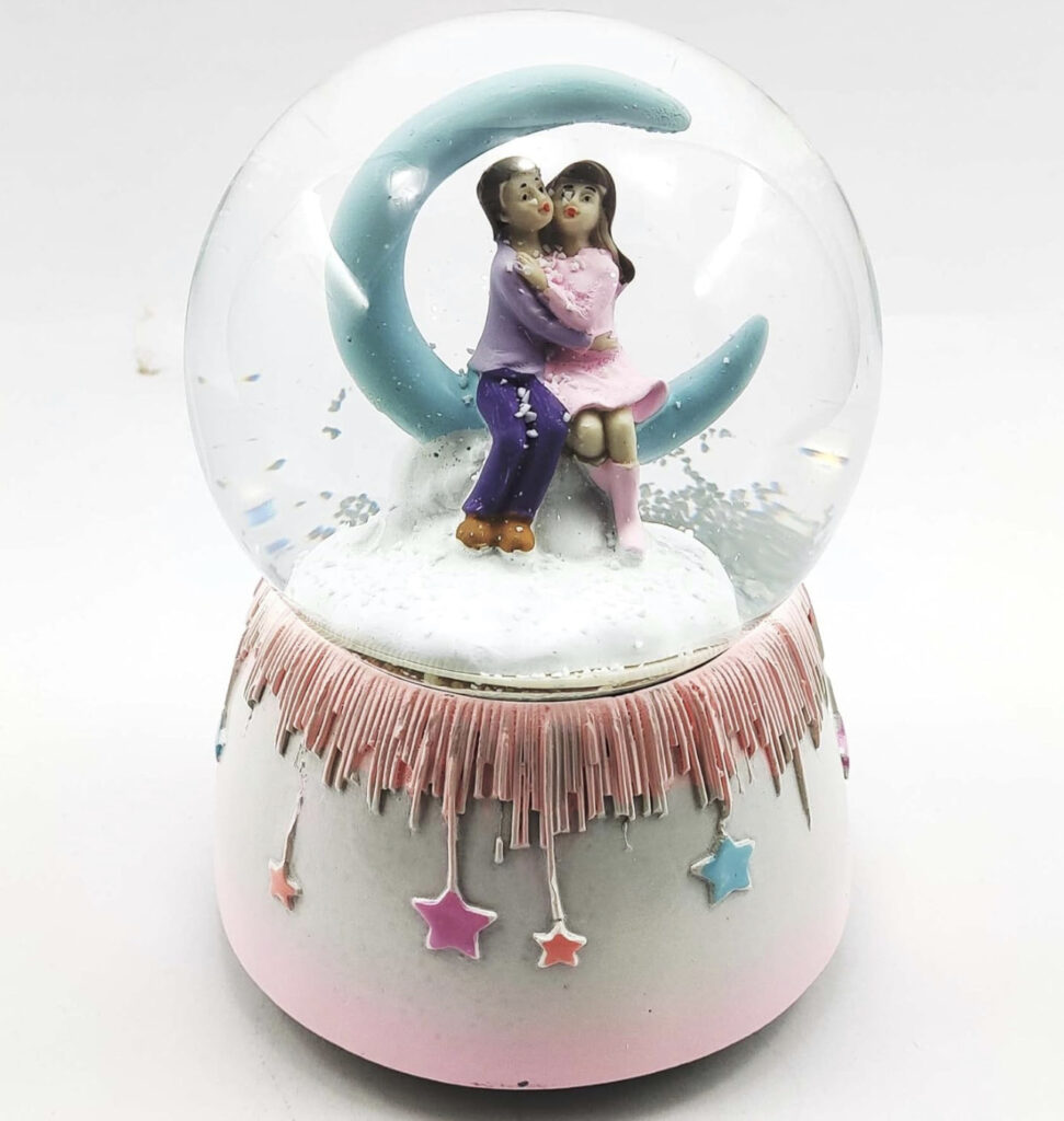 Couple Snow Globe - Royal Gifts