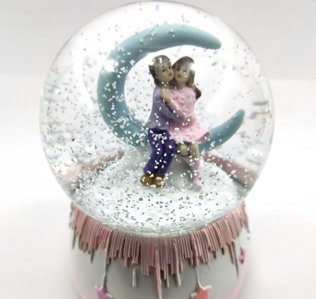 Couple Snow Globe - Royal Gifts