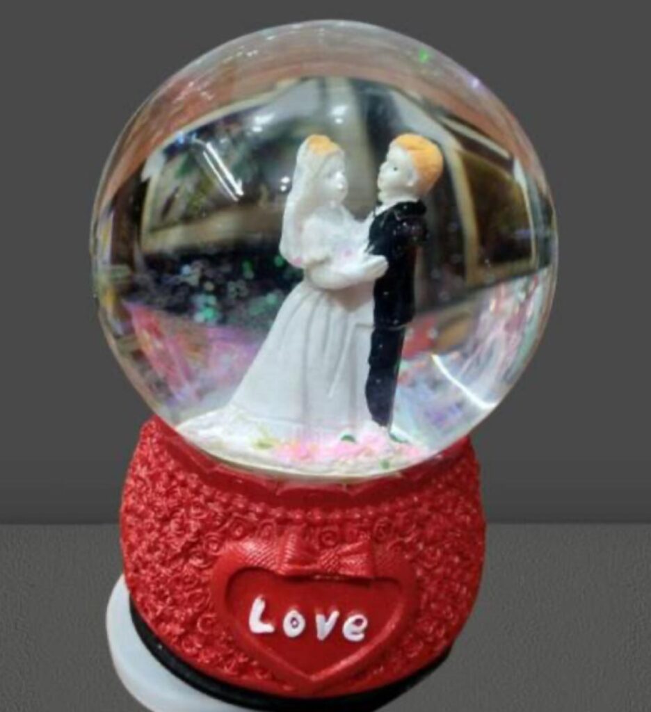 Mini Couple Snow Globe - Royal Gifts